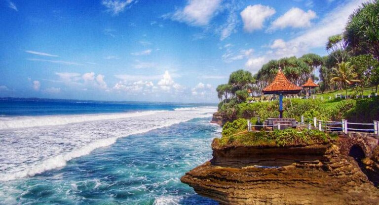 Pantai Batu Hiu ?️ HTM, Rute, Foto & Ulasan Pengunjung